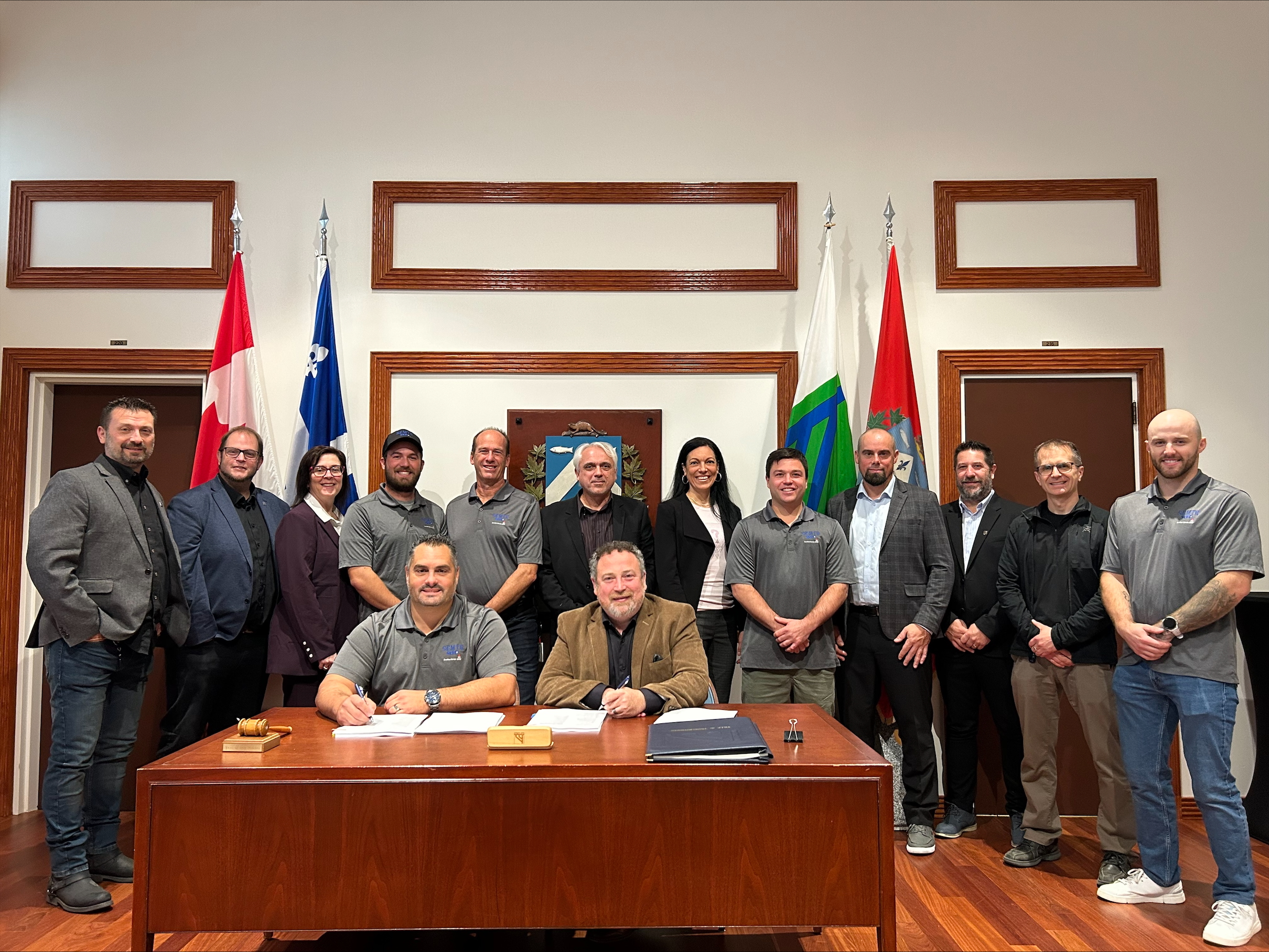 Signature de la convention collective des cols bleus | Site officiel de ...